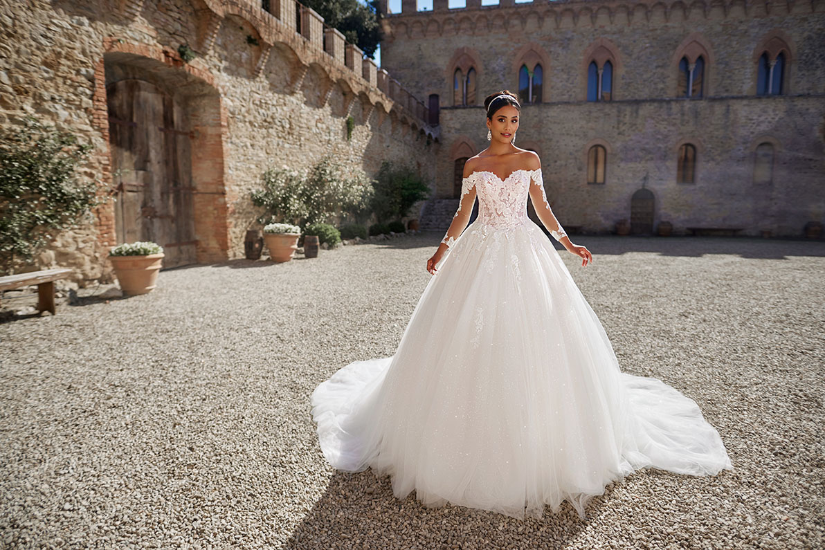 Très Chic Celebrates 60th Anniversary with New Collections - Bridal Times