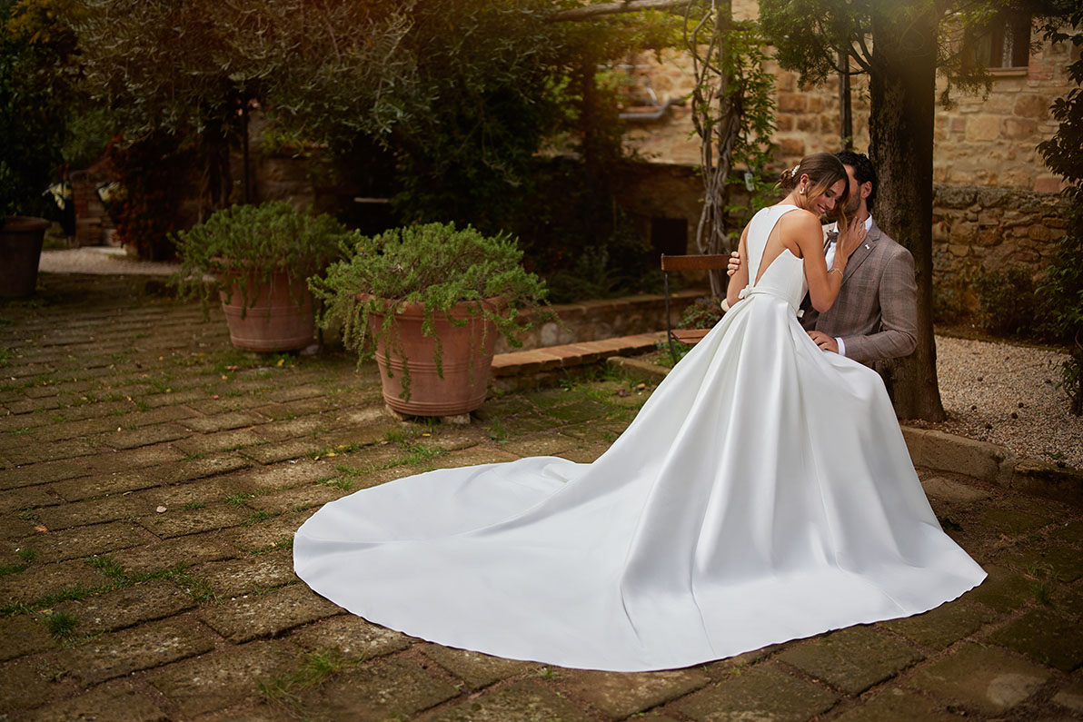 Très Chic Celebrates 60th Anniversary with New Collections - Bridal Times